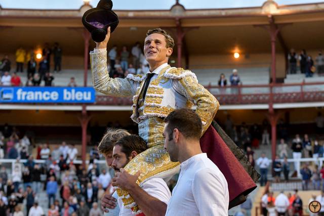 Bayonne : Adrien Salenc coupe deux oreilles et sort en triomphe