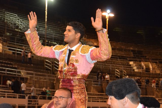 Arles : Adam Samira coupe deux oreilles et sort en triomphe de la ...